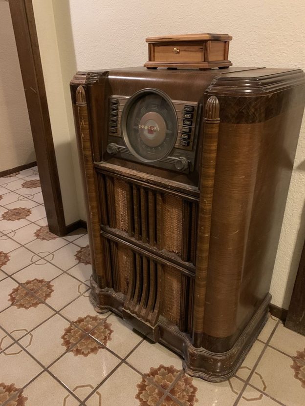 Marwan admires his cousin’s Crosley receiver/phonograph console | The ...