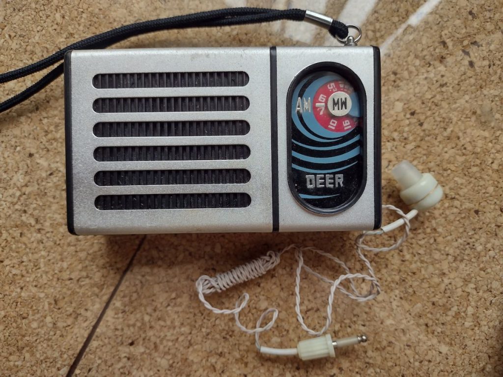 Anyone recognize this “DEER” Chinese transistor radio? | The SWLing Post