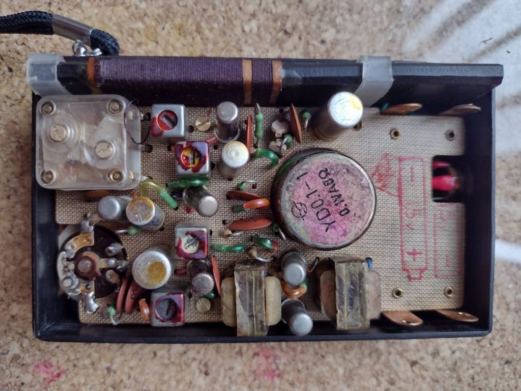 Anyone recognize this “DEER” Chinese transistor radio? | The SWLing Post